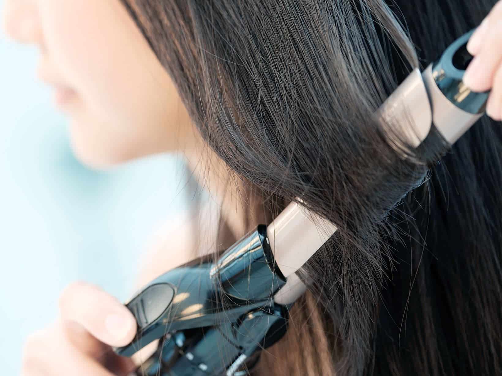 Boucler ou friser : quelles sont les tendances ? en décembre 2025